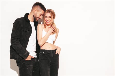 섹시한 자신감 아름다운 여자와 그녀의 잘 생긴 남자 친구 부드러운 순간을 가진 행복한 쾌활한 가족섹스를하기 전에 포옹하는 젊은 열정적 인 커플 무료 사진