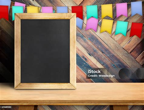 빈 칠판 및 대각선 나무 벽 디스플레이 또는 귀하의 디자인의 몽타주에 두고 공간에 나무 테이블에 화려한 깃발 배너 0명에 대한 스톡 사진 및 기타 이미지 Istock