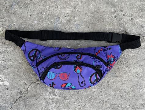 Поясная сумка бананка фиолетовая с принтом Tiktok — цена 1000 грн в каталоге Бананки Купить