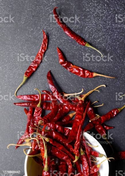 흰 배경에 고립 된 말린 붉은 칠리 또는 칠리 카이엔 고추 잘라내길 0명에 대한 스톡 사진 및 기타 이미지 0명 건강한 생활방식 건조한 Istock