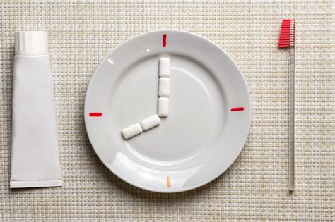 치아 청소 휴식 개념입니다 일 이나 식사 중에 양치질을 하는 시간 접시에 시계 기호입니다 치약 칫 솔 씹는 잇몸이 있는 구강 위생 개념 개념에 대한 스톡 사진 및 기타