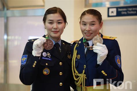 ФОТО Боксын ДАШТ д мөнгө хүрэл медалийн амжилт гаргасан бүсгүйчүүд эх орондоо ирсэн агшин