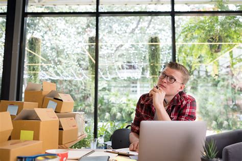 직장에서 일 시작 중소 기업 소유자입니다 프리랜서 남자 판매자 새 프로젝트에 대 한 생각입니다 온라인 판매 전자 상거래 운송 개념 계획에 대한 스톡 사진 및 기타 이미지