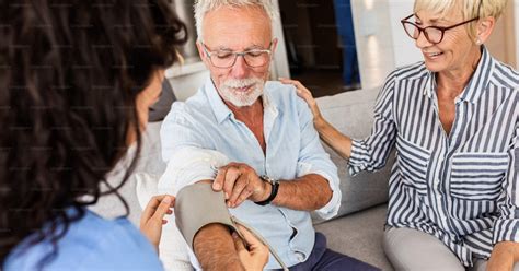 여성 간호사가 혈압을 측정하는 가정 방문에서 노인 환자와 이야기합니다 사진 Unsplash의 심장 건강 이미지