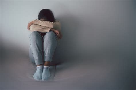 정신 건강 우울증 개념에서 외롭고 슬픈 정신 분열증 어두운 방이 있는 집에서 바닥에 기대어 앉아 있는 우울한 여자는 비참함을 느낀다 여성들은 우울하고 두렵고 불행합니다