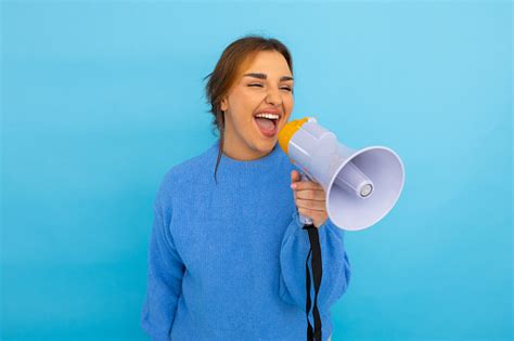 자신의 메시지를 증폭시키기 위해 확성기를 사용하는 자신감 넘치는 라틴계 활동가 Revolution에 대한 스톡 사진 및 기타 이미지 Revolution 격려 결심