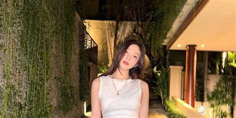 조이 체인 벨트와 미드라이즈 진으로 연출한 쿨하고 시크한 스트릿 감성 K스타패션