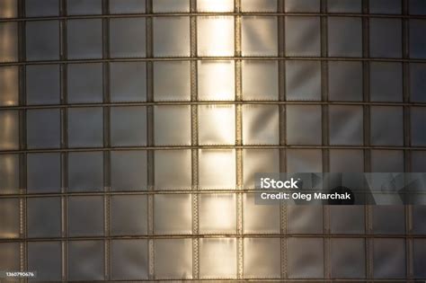 곡물 작물의 저장 및 처리를위한 큰 현대 식물 화창한 날에는 곡물창고의 전망을 감상하실 수 있습니다 곡물의 큰 철 통 가공 및 건조를 위한 농가 제조 공장의 실버 사일로