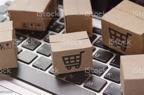 노트북 키보드에 장바구니 로고가 새겨진 종이 상자 또는 소포 0명에 대한 스톡 사진 및 기타 이미지 0명 가격 개념