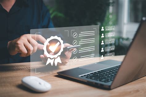 서비스 경험 및 보증 온라인 신청에 대한 고객 평가 사업가 사용 스마트 폰 설문 조사 만족도 평가 제품 및 서비스 품질 평가는 비즈니스 평판 등급으로 이어집니다 화물 운송에