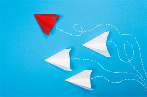 빨간색 종이 평면은 파란색 배경의 다른 것과 다릅니다 다른 생각 혁신적이고 솔루션 개념을 위한 비즈니스 개념에 대한 스톡 사진 및 기타 이미지 Istock