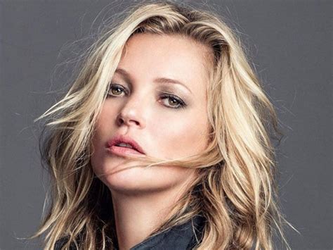 Кейт Мосс прошлась по улицам Лондона топлес не стесняясь папарации