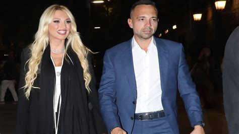 Η Κωνσταντίνα Σπυροπούλου με τσάντα Hermes 15 000 ευρώ Στο πιο απροσδόκητο χρώμα Celebrity