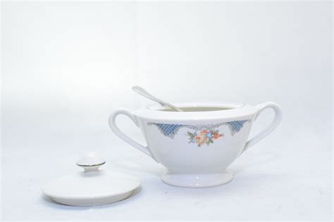 흰색 배경에 고립 된 우아하고 전통적인 뜨거운 음료 컵의 모의 업 디자인 세트 0명에 대한 스톡 사진 및 기타 이미지 0명