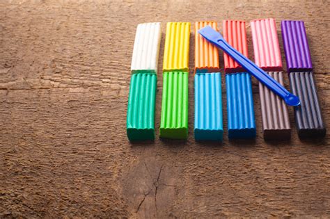 많은 여러 가지 색상의 플라스틱 스틱은 나무 배경에 놓여 있습니다 개념에 대한 스톡 사진 및 기타 이미지 개념 공예 교육 Istock