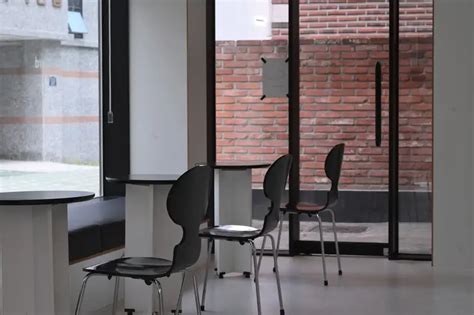 블랙 가구로 포인트를 준 모던 미니멀 15평 카페 인테리어 송파구 석촌동