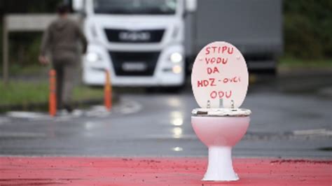 Video Što Radi Wc Školjka Na Rotoru Zanimljiva Instalacija Na Jankomiru šalje Snažnu