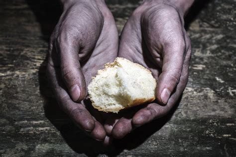 Werken Met Vuile Handen Van Een Man Die Een Korst Brood Vasthoudt Ik Smeek Om Hoop Geef Hoop Het