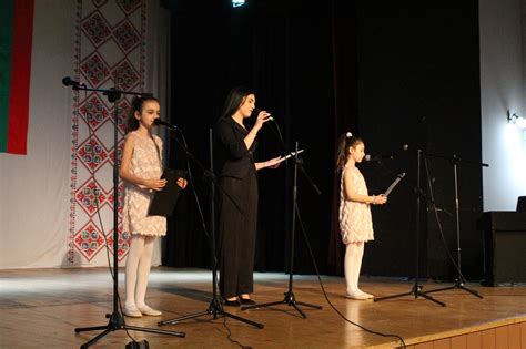 Честит празник самодейци Денят на самодееца е празник на всички които не спестяват време и