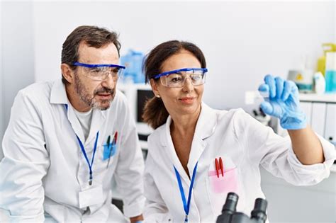 실험실에서 과학자 유니폼 분석 샘플을 착용 중년 남성과 여성 파트너 과학자에 대한 스톡 사진 및 기타 이미지 과학자 실험실 연구 Istock
