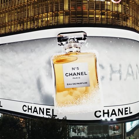 2025 봄 여름 컬렉션 컬러매치 2025 봄 여름 컬렉션 컬러매치 꼬메뜨 콜렉티브의 멤버인 아미 드라메는 마드모아젤의 두 가지 시그니처 컬러 조합에서 영감을 받아