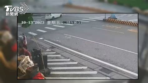 駕駛左轉疑未注意行人 7旬婦遭撞卡車底│tvbs新聞網