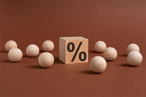 나무 공이있는 브로운 배경에 대한 나무 큐브에 퍼센트 기호 판매 및 할인의 개념 0명에 대한 스톡 사진 및 기타 이미지 0명 갈색 개념 Istock