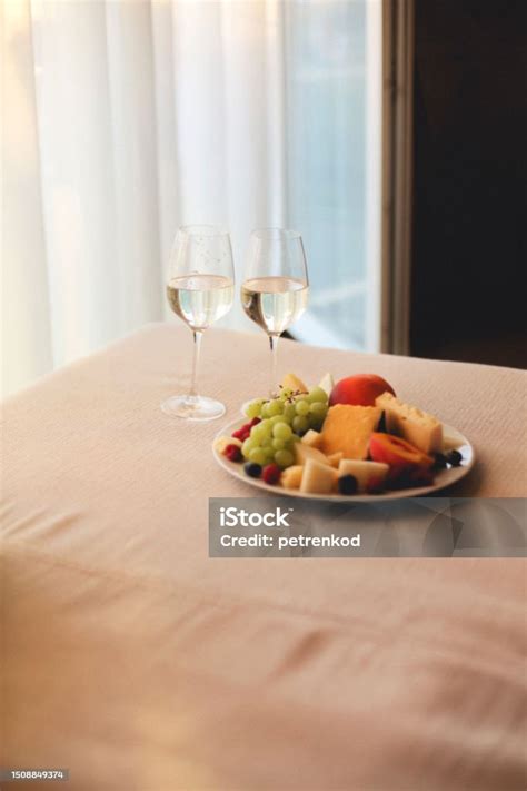 실내 접시에 화이트 와인 두 잔과 신선한 과일이 있는 회색 소파 0명에 대한 스톡 사진 및 기타 이미지 0명 가구 가정