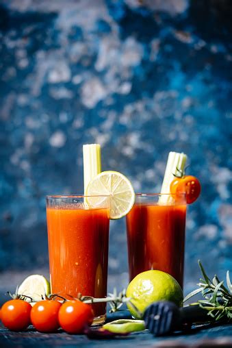 레스토랑과 펍에서 제공되는 피 묻은 메리 칵테일의 세부 사항 가지 식물 부위에 대한 스톡 사진 및 기타 이미지 가지 식물