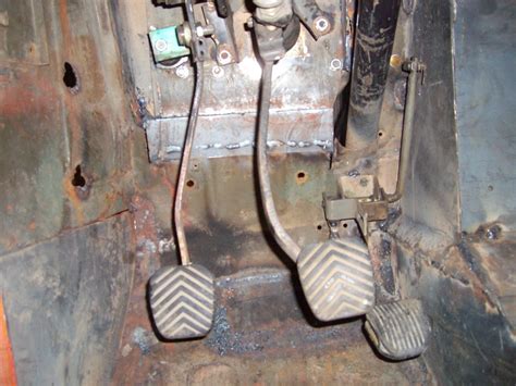 Почему на газ 53 педаль тормоза давит назад - 95 фото