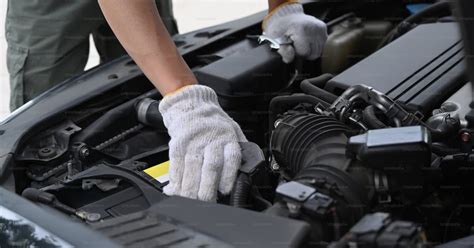 정비사 차고에서 자동차 엔진에서 작업하는 크롭 샷 기계공 사진 Unsplash의 수송 이미지