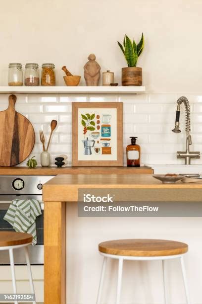 모형 포스터 프레임 나무 주방 섬 은색 탭 식물 벽에 흰색 타일 둥근 도마 및 주방 액세서리가 있는 식당 인테리어의 인테리어 디자인 가정 장식 템플렛 0명에 대한 스톡 사진