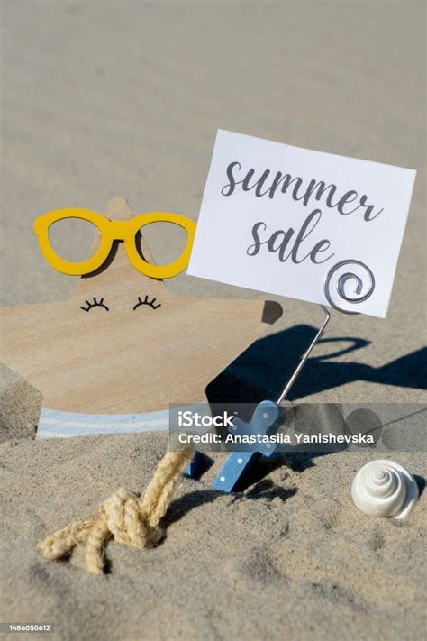 Summer Sale 텍스트는 안경에 재미있는 불가사리를 배경으로 한 종이 인사말 카드에 여름 방학 장식 홍보 광고입니다 모래 해변 태양 해안 휴일 컨셉 엽서 떠나기 여행