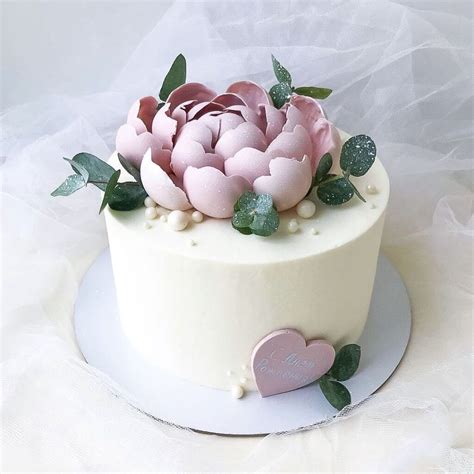 Торт прикрашений квіткою на замовлення Київ