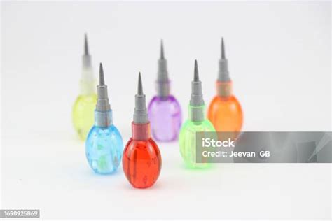 흰색 바탕에 다양한 색상의 쌓을 수 있는 다채로운 필기 연필의 리필 0명에 대한 스톡 사진 및 기타 이미지 0명 개념 개념과 주제 Istock