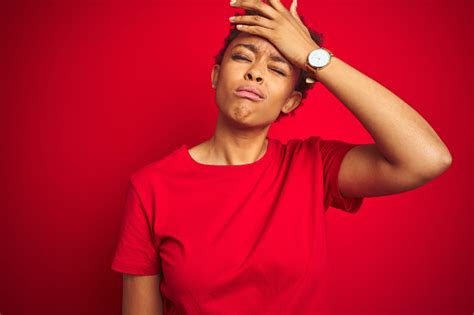 질병과 발열 독감과 감기 바이러스 아픈 에 대한 이마를 만지는 고립 된 빨간 배경 위에 아프리카 머리를 가진 젊은 아름다운 아프리카 계 미국인 여성 손에 대한 스톡 사진 및