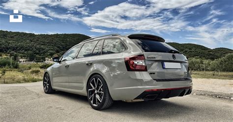 도로에 주차된 은색 자동차 사진 Unsplash의 무료 랩 이미지