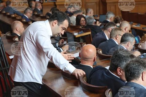 При промяна в обстоятелствата министърът на икономиката да може да спира или отнема