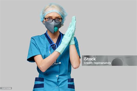 청진기를 착용한 여성 의사는 밝은 회색 배경위에 보호 마스크와 라텍스 장갑을 착용했습니다 건강관리와 의술에 대한 스톡 사진 및