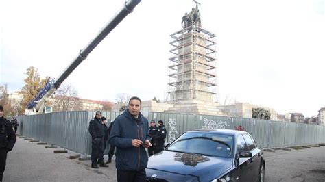 Старт на демонтажа фигурите на Паметника на Съветската армия отиват в музея на социзкуството