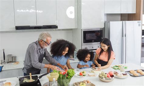 집에서 요리하는 가족 행복한 가족은 부엌 가정 레크리에이션과 주말 식사 준비에서 함께 요리합니다 2 3 살에 대한 스톡 사진 및 기타 이미지 Istock