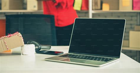 배송 상자 배경에 빈 화면이 있는 노트북 컴퓨터 온라인 소매점 배달 주문 및 고객 서비스의 개념 사진 Unsplash의 실내 이미지