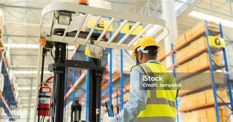 대형 창고 소매점 산업 공장에서 일하는 흑인 노동자의 초상화 재고 보관 랙 전자 상거래 및 물류 개념의화물 창고 사람들의 라이프 스타일 배송 서비스 공장 산업 건물에 대한