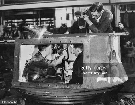 Factory Workers Fitting Out The Turret Of A Matilda Ii Mkiii Tank In News Photo Getty Images
