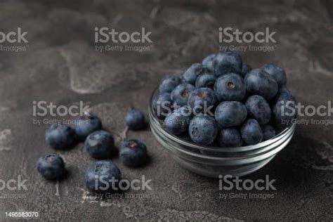 검은 질감의 배경에 세라믹 그릇에 블루 베리 익은 신선한 블루 베리 비타민 건강 식품 육즙이 많은 베리 공간을 복사합니다 텍스트 위치 0명에 대한 스톡 사진 및 기타 이미지