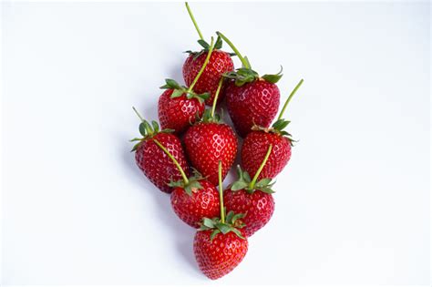 다이아몬드 모양의 신선하고 육즙이 잘 익은 딸기를 흰색 배경에 0명에 대한 스톡 사진 및 기타 이미지 0명 과일 날것 Istock