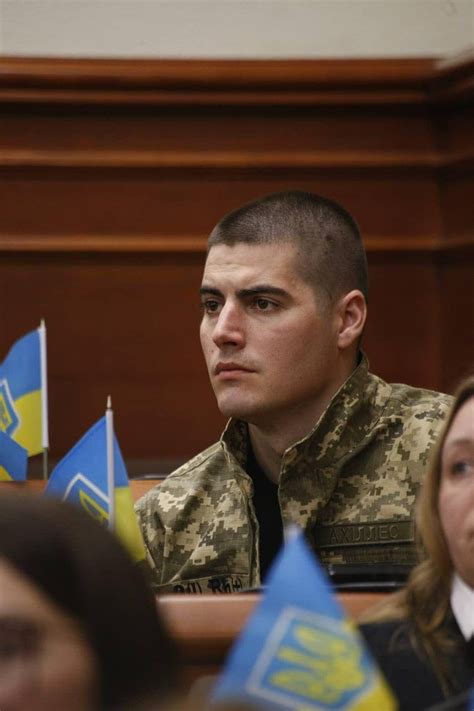 Кличку подарували український стяг з підписами військових Вечірній Київ