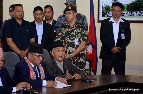 ओली र प्रचण्ड निर्वाचन आयोगमा गरे नयाँ दल दर्ता