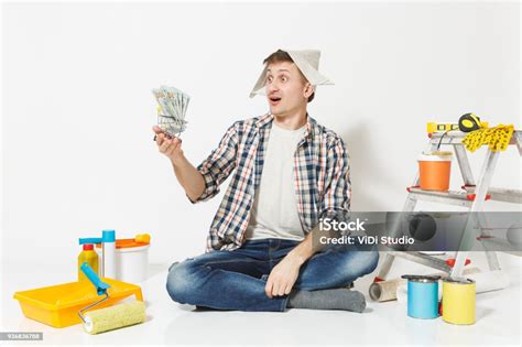 신문 모자에 행복 한 사람이 달러 현금 돈 번들을 보유 하고있다 흰색 배경에 고립 된 재건축 아파트에 대 한 악기입니다 벽지 액세서리를 붙이기 그림 도구 수리 가정