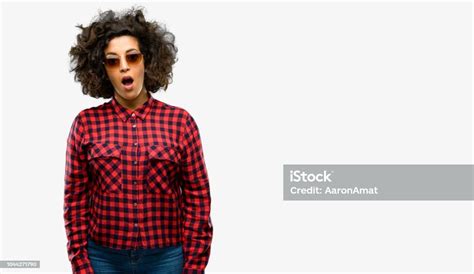 아름 다운 아랍 여자 행복 하 고 환호 하는 표현 와우 제스처 놀 감정에 대한 스톡 사진 및 기타 이미지 감정 경외감 기이함 Istock